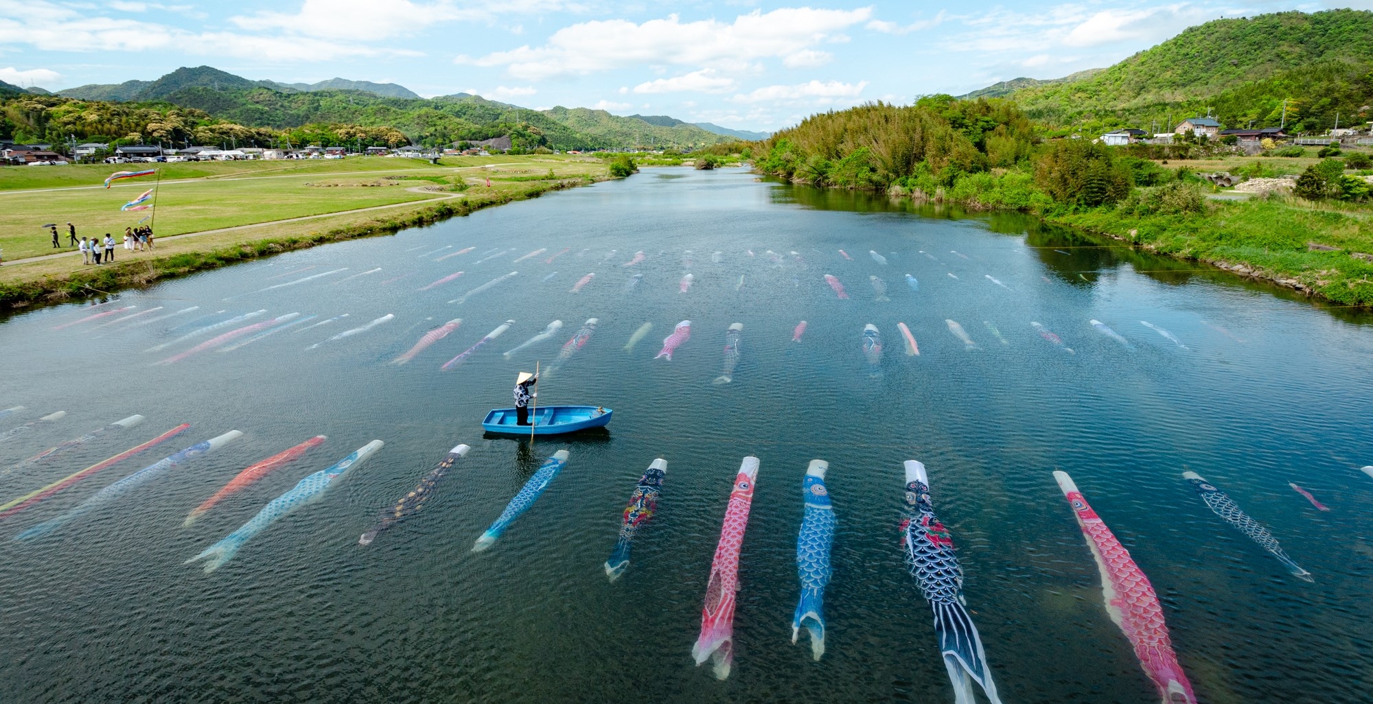 Độc đáo khung cảnh 120 cờ cá chép bơi trên sông | KILALA